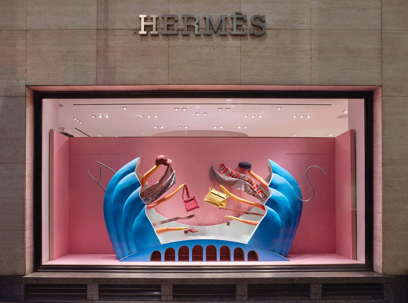 The best summer window displays: keys to impact with your storefront