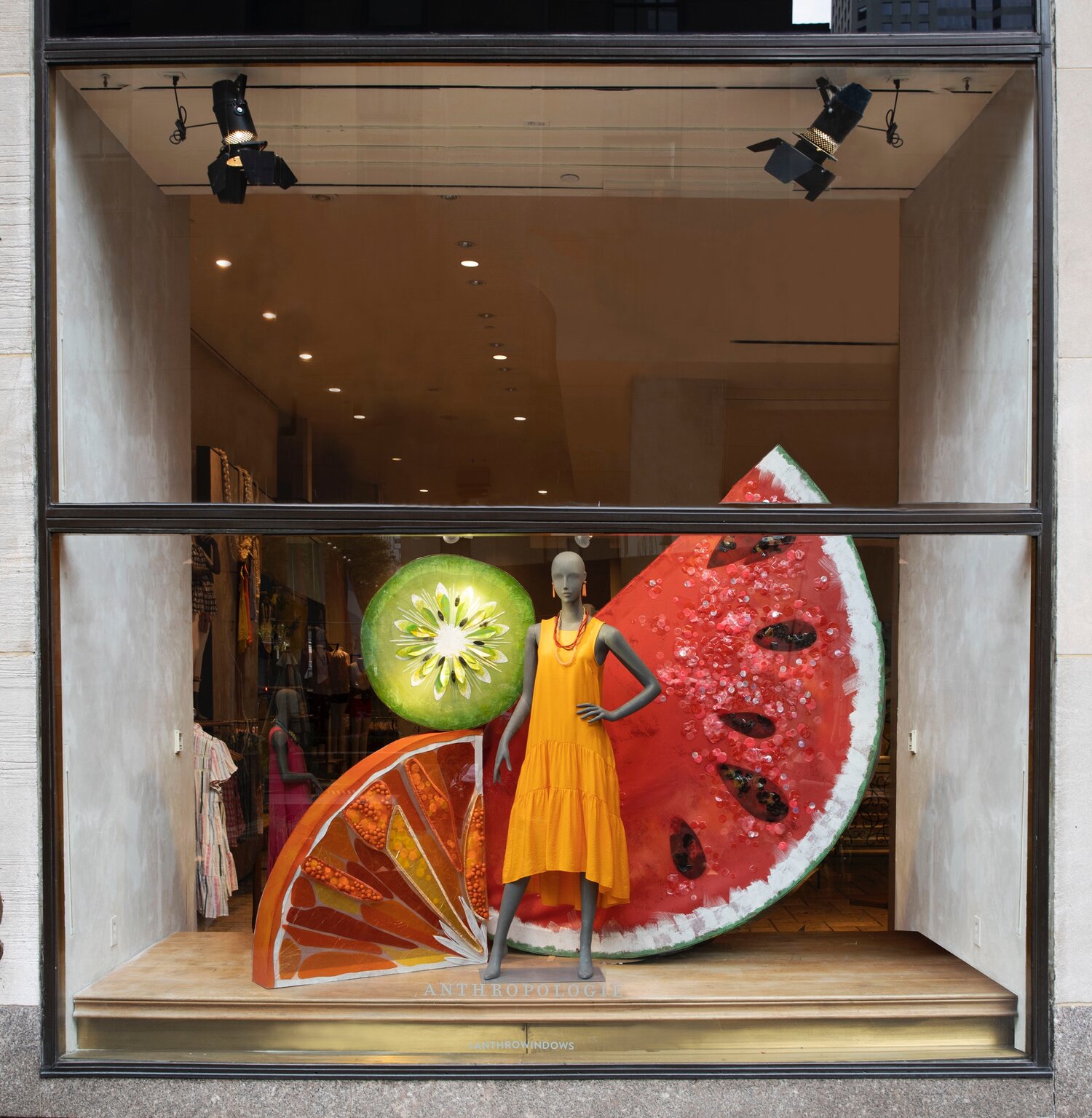 The best summer window displays: keys to impact with your storefront